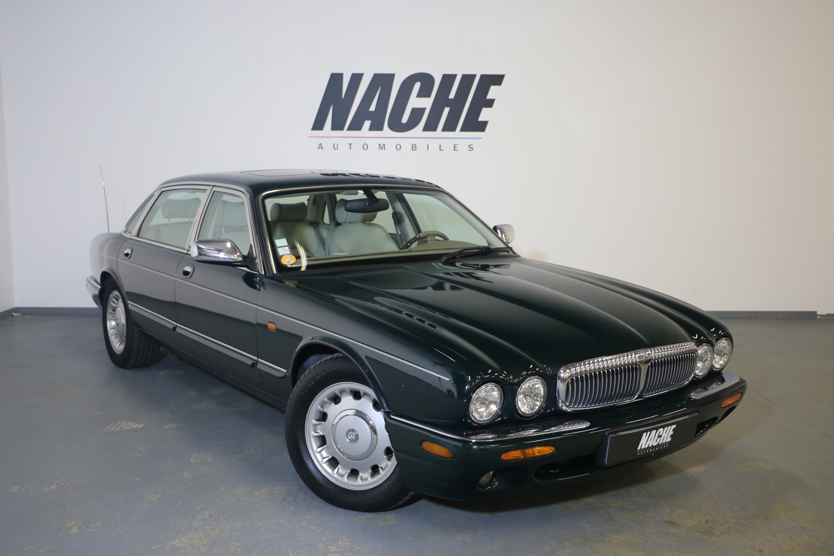 Daimler X300 V8 - 2000 | Nache Automobiles