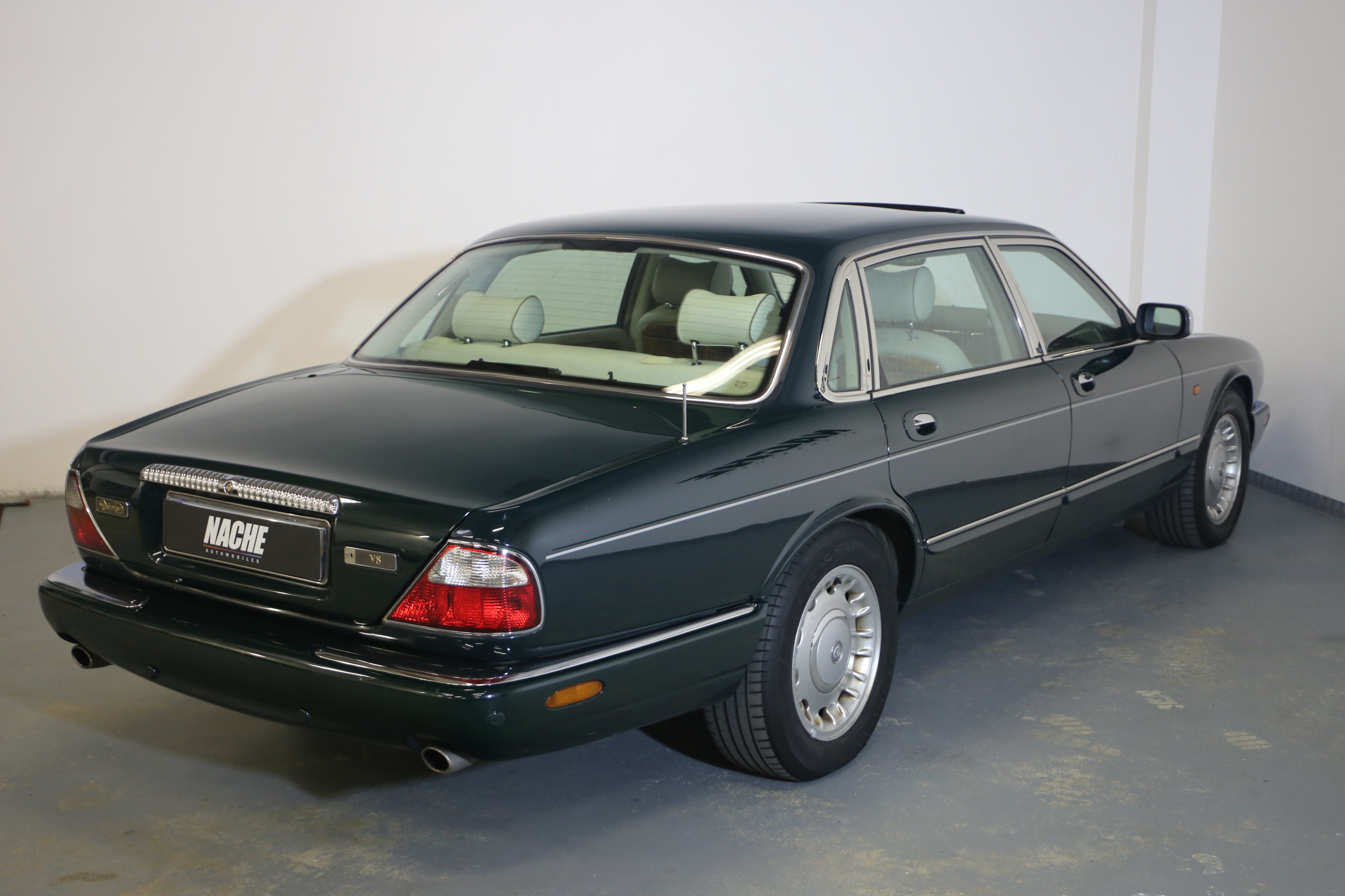 Daimler X300 V8 - 2000 | Nache Automobiles