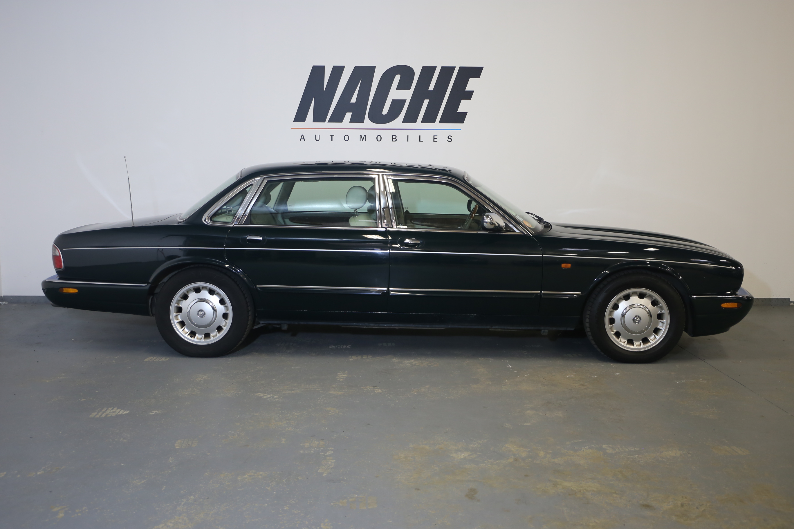 Daimler X300 V8 - 2000 | Nache Automobiles